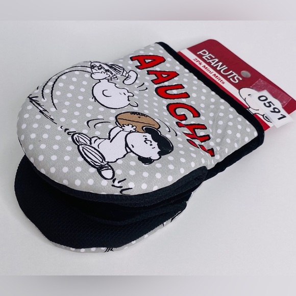 Peanuts | Kitchen | 2pk Mini Mitts Peanuts Kitchen Lucy Charlie Brown ...
